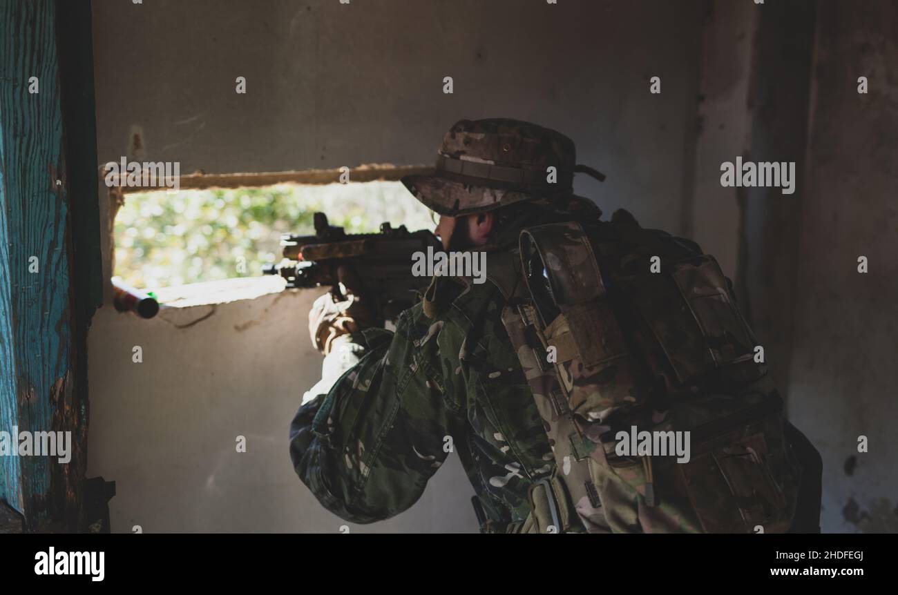 Male soldier aiming gun hi-res stock photography and images - Alamy
