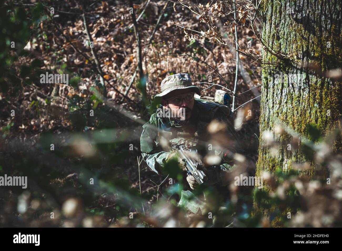 Soldier hiding hi-res stock photography and images - Alamy