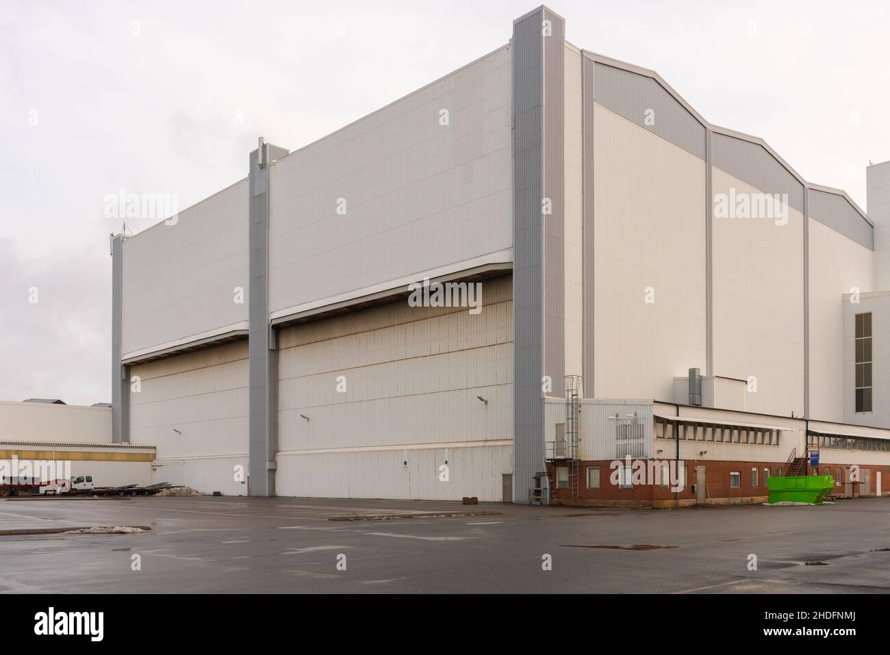Large white construction hall for huge heavy equipment Stock Photo - Alamy