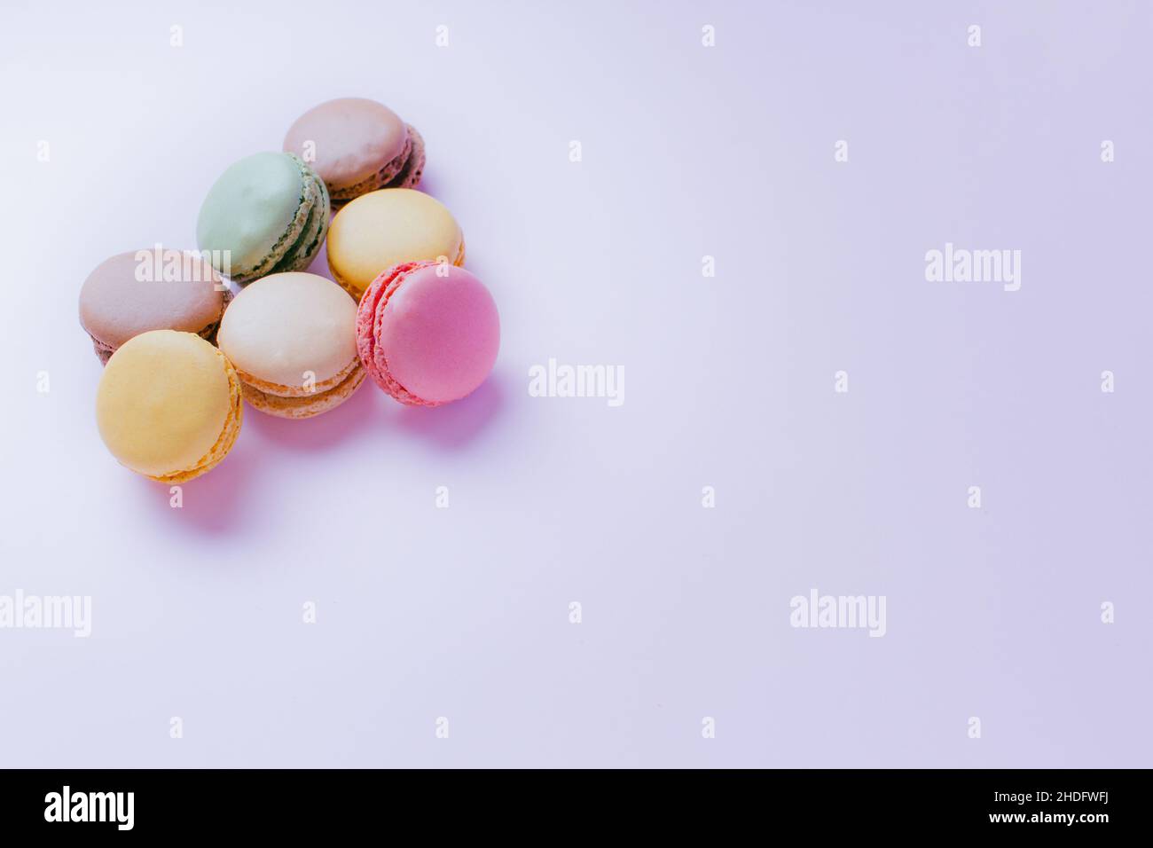 Macarons dessert on pastel tones background. Copy space Stock Photo - Alamy