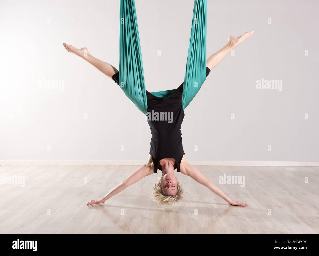 Aerial yoga scarf hi-res stock photography and images - Alamy