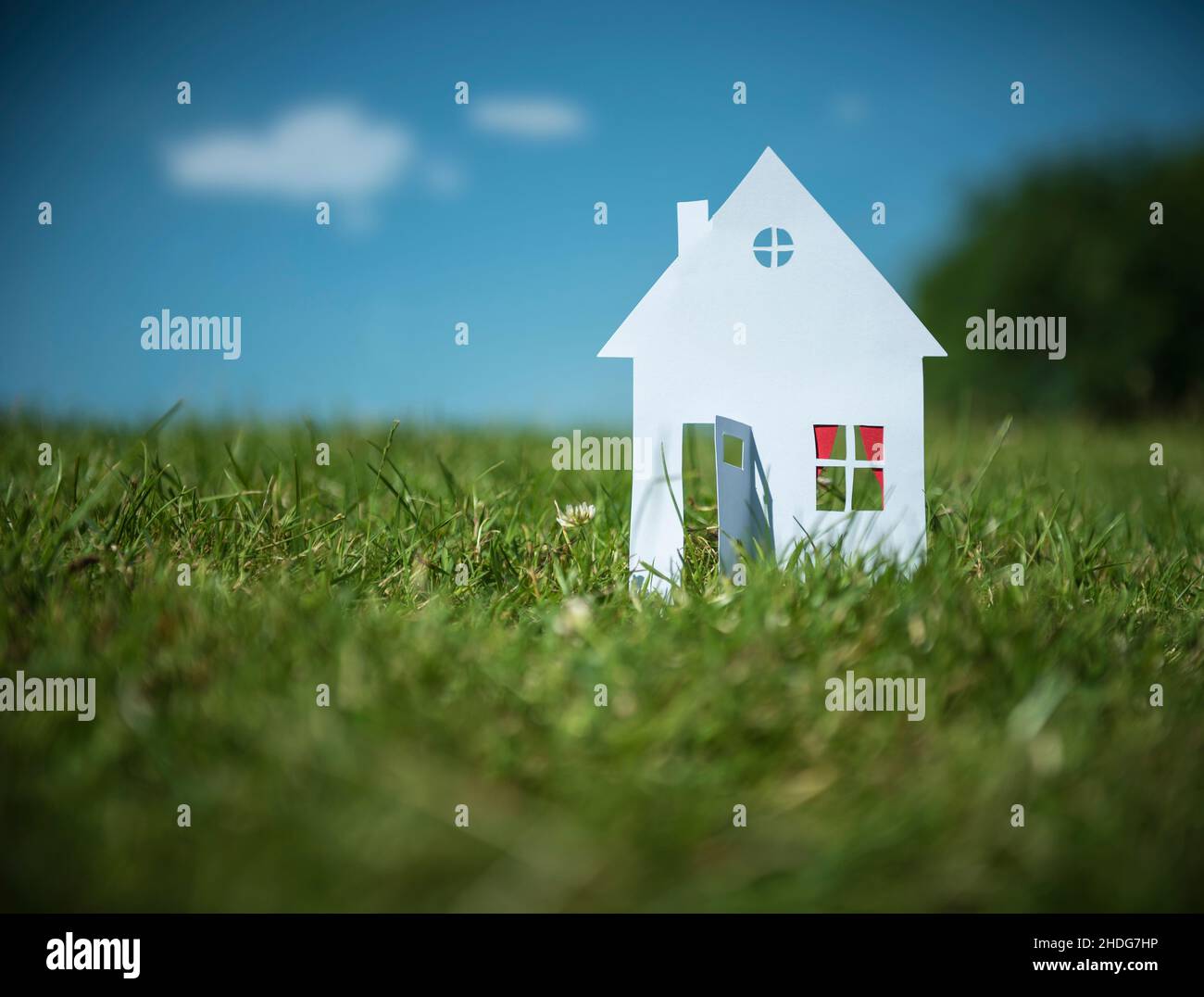Cardboard houses hi-res stock photography and images - Alamy