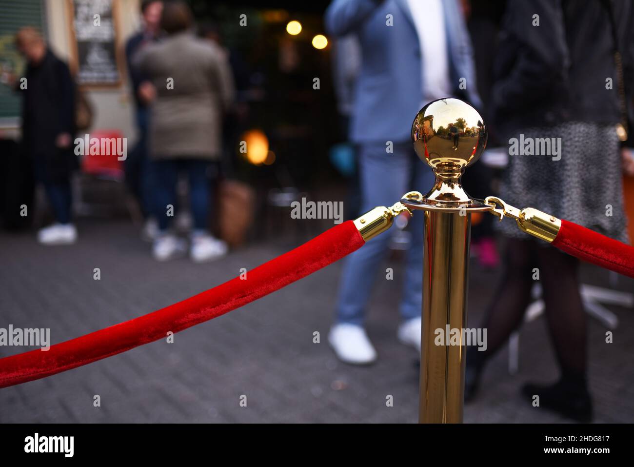 barrier stand, cord stand, rope barrier Stock Photo - Alamy