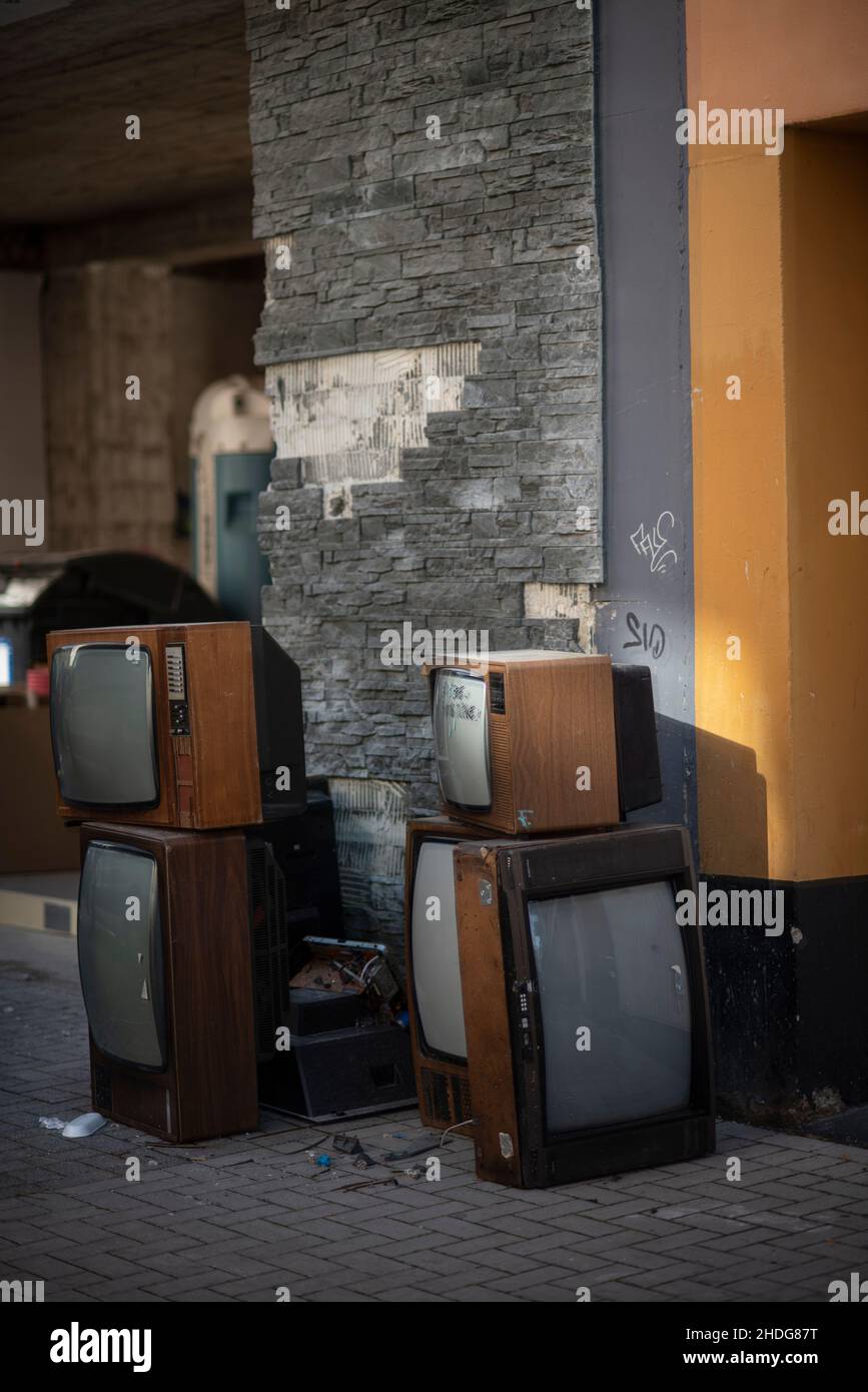 Retro television outside hi-res stock photography and images - Alamy