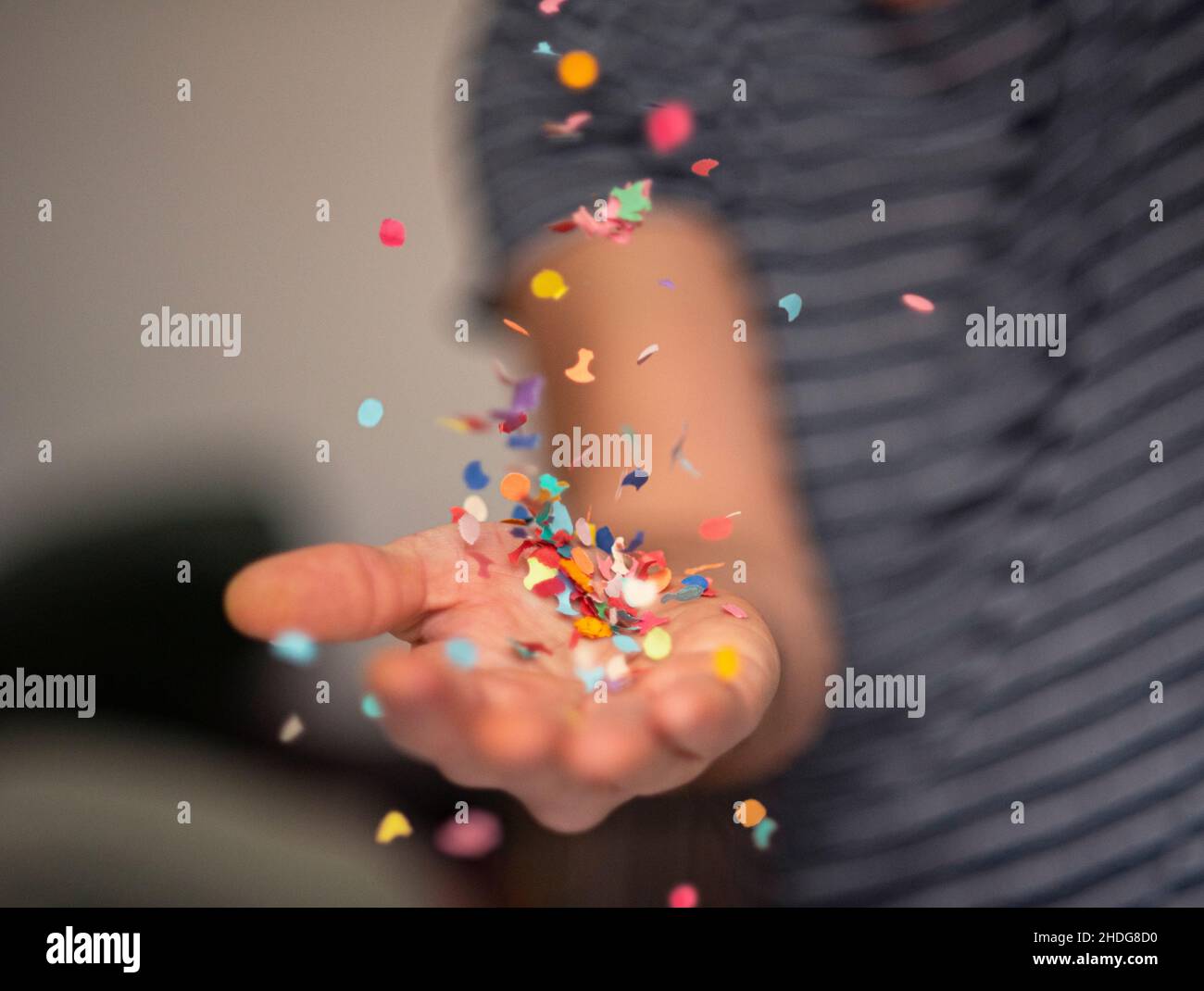 Throwing confetti hand hi-res stock photography and images - Alamy