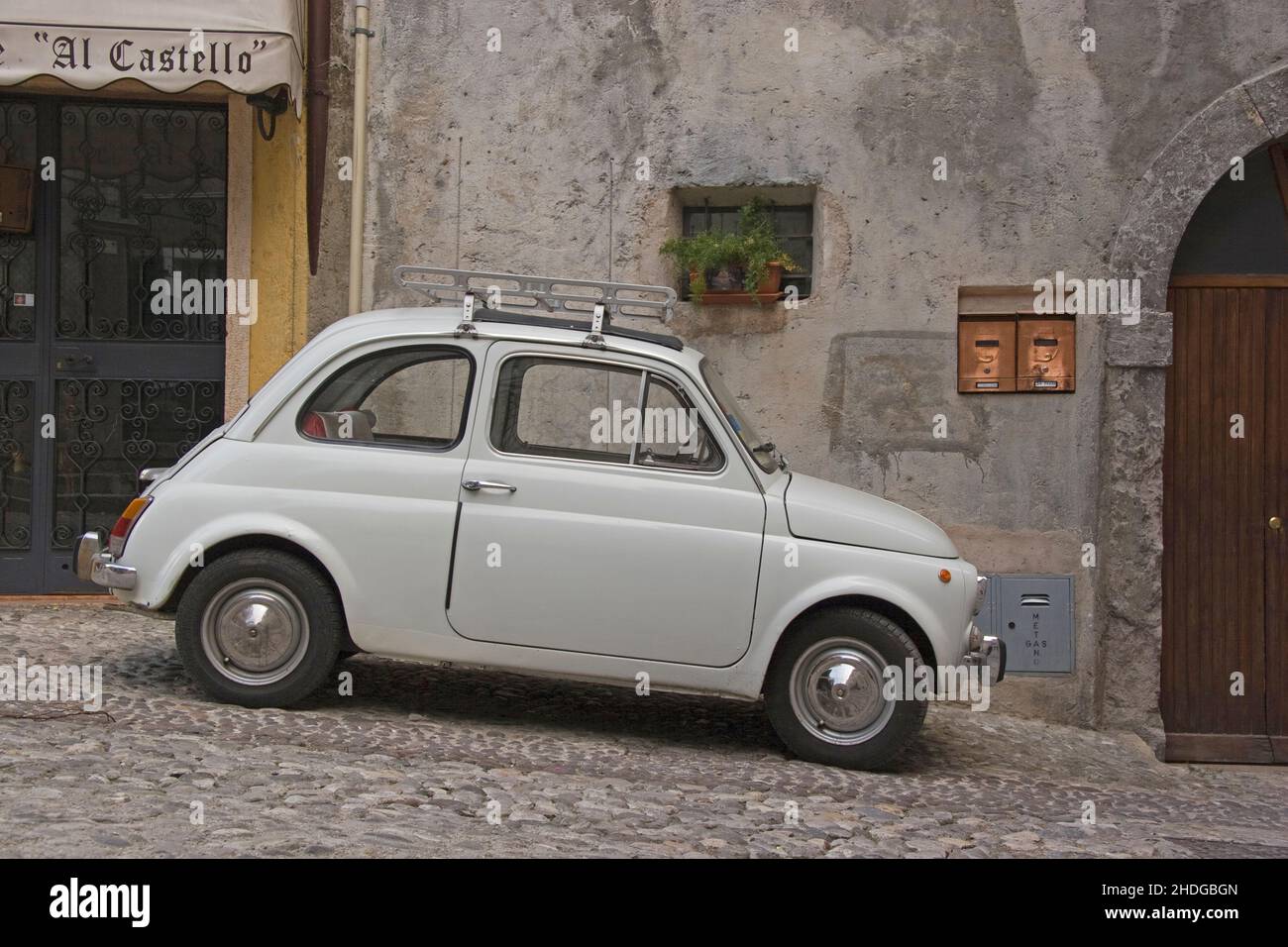 Cars of italy hi-res stock photography and images - Alamy