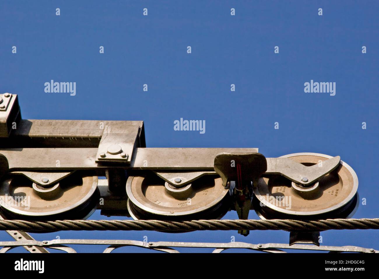 Rope pulleys hi-res stock photography and images - Alamy