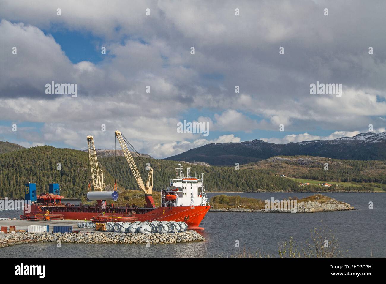 Loading barges hi-res stock photography and images - Alamy