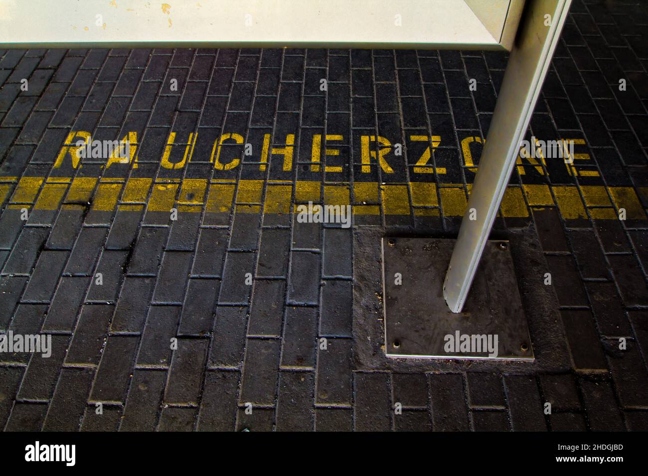 pavement, smoking area, pavements, smoking areas Stock Photo - Alamy
