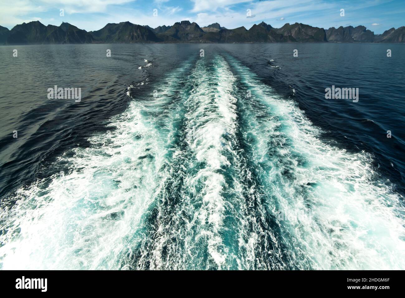 Stern waves hi-res stock photography and images - Alamy