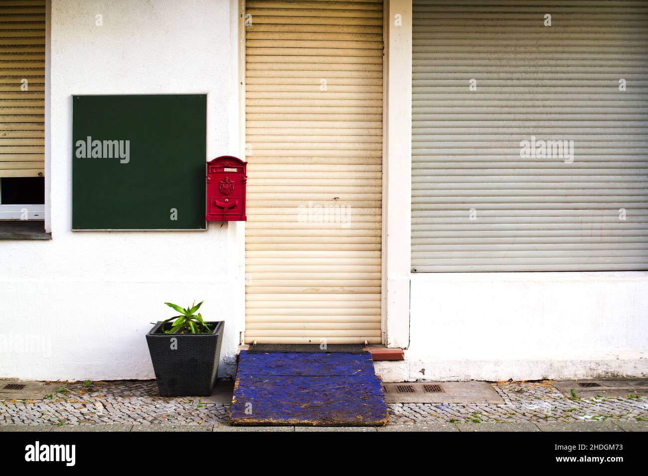 Store closed sundays hi-res stock photography and images - Alamy