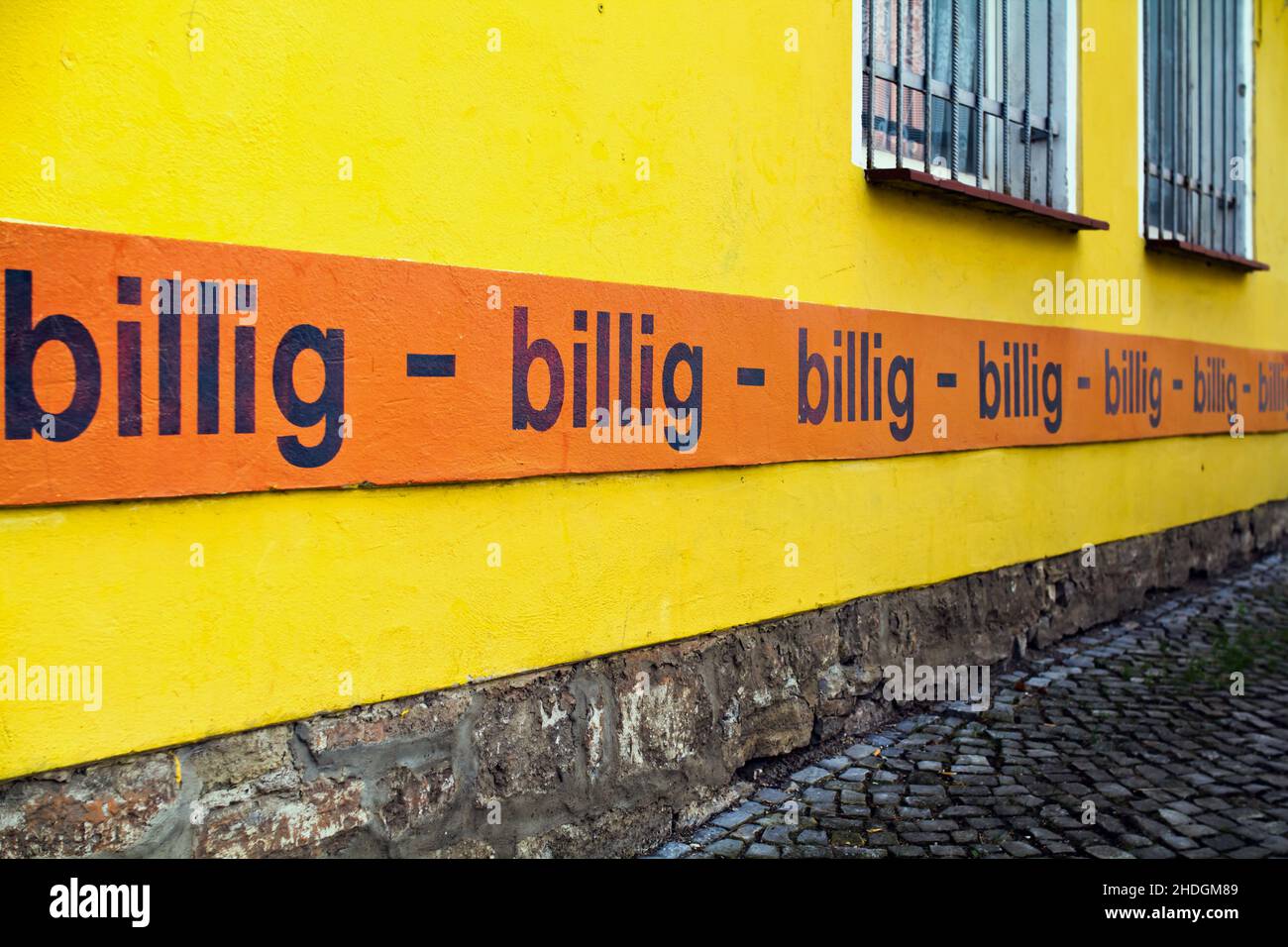 Cheap house hi-res stock photography and images - Alamy