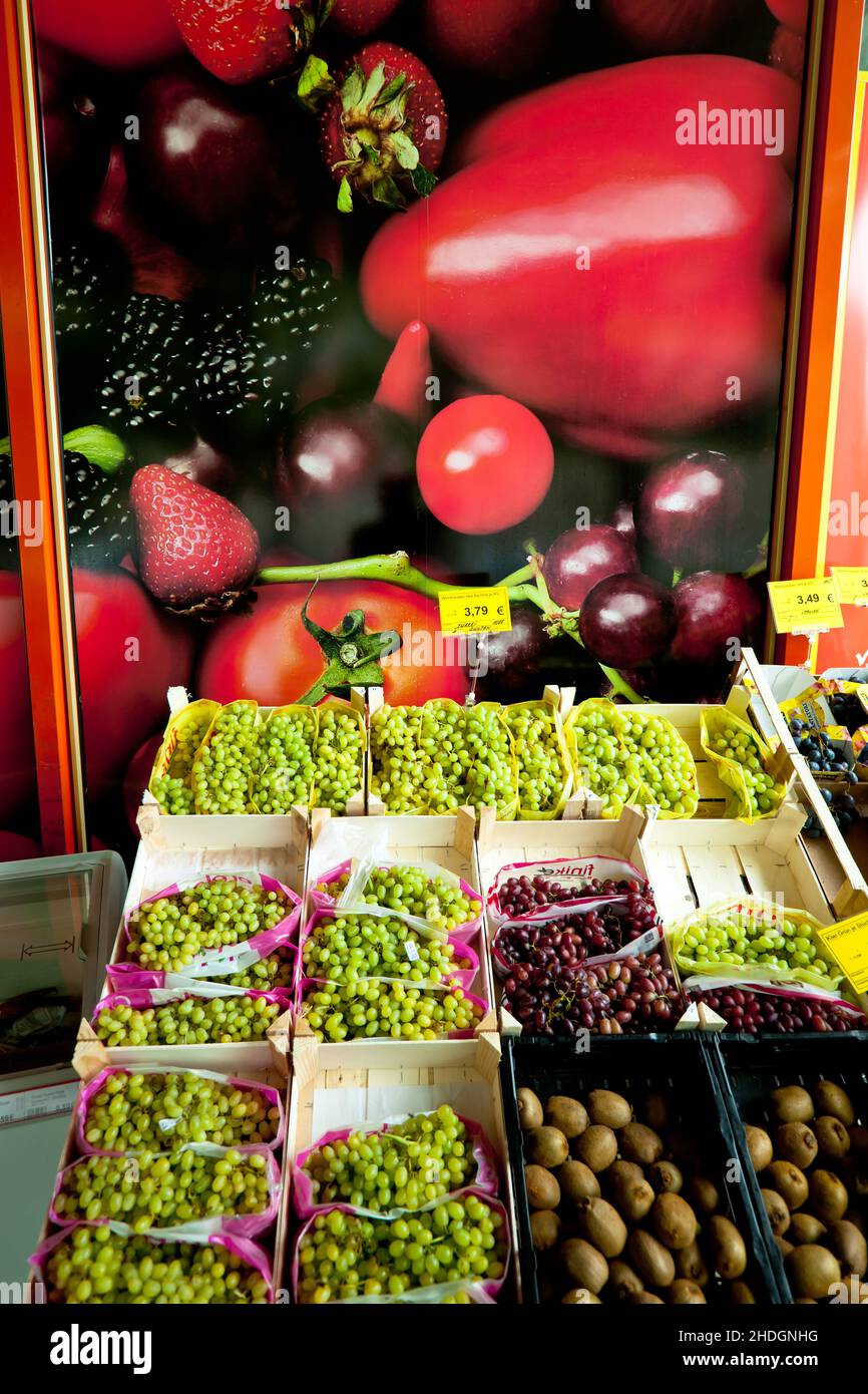 grapes, fruit shop, grape, fruit shops, retail Stock Photo - Alamy