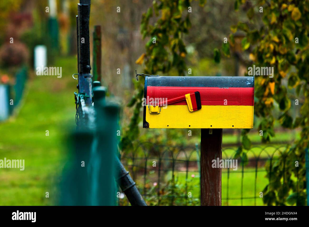 Black mailbox hi-res stock photography and images - Alamy