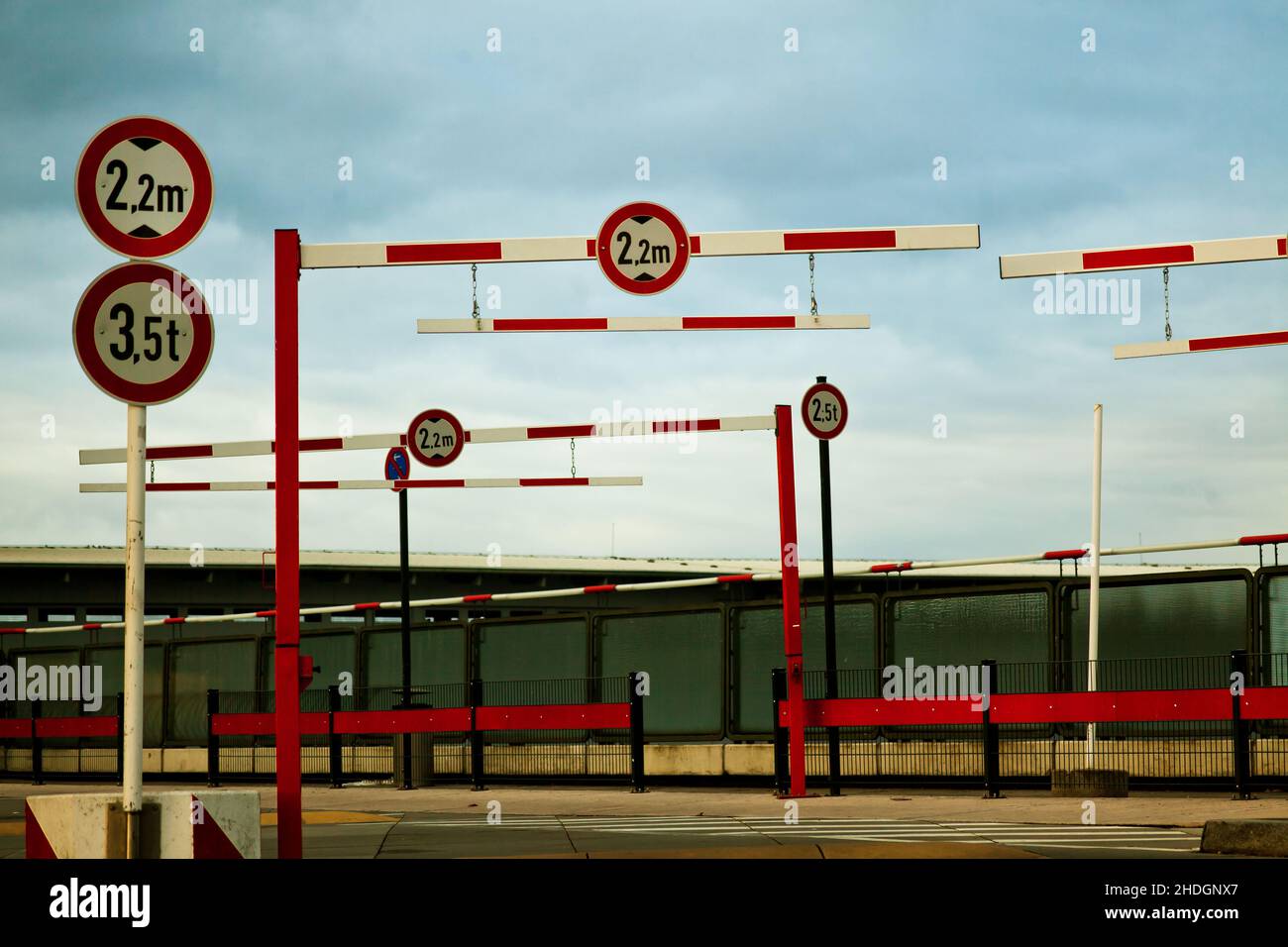 parking lot, driveway, barrier, car park, car-park, carpark, driveways ...