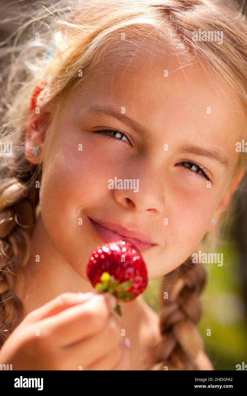 Female kids children strawberry hi-res stock photography and images - Alamy