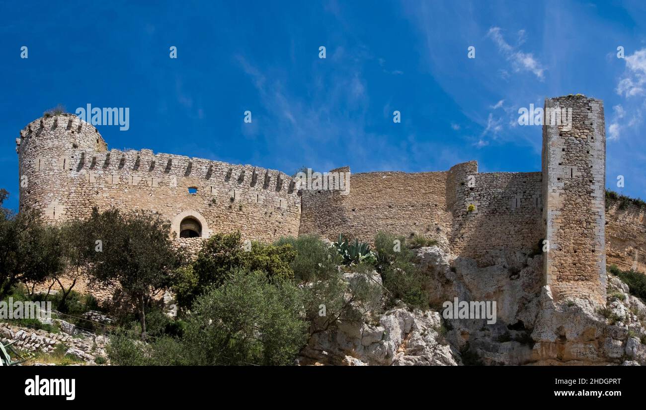 Castell castle ruin ruins castles hi-res stock photography and images ...