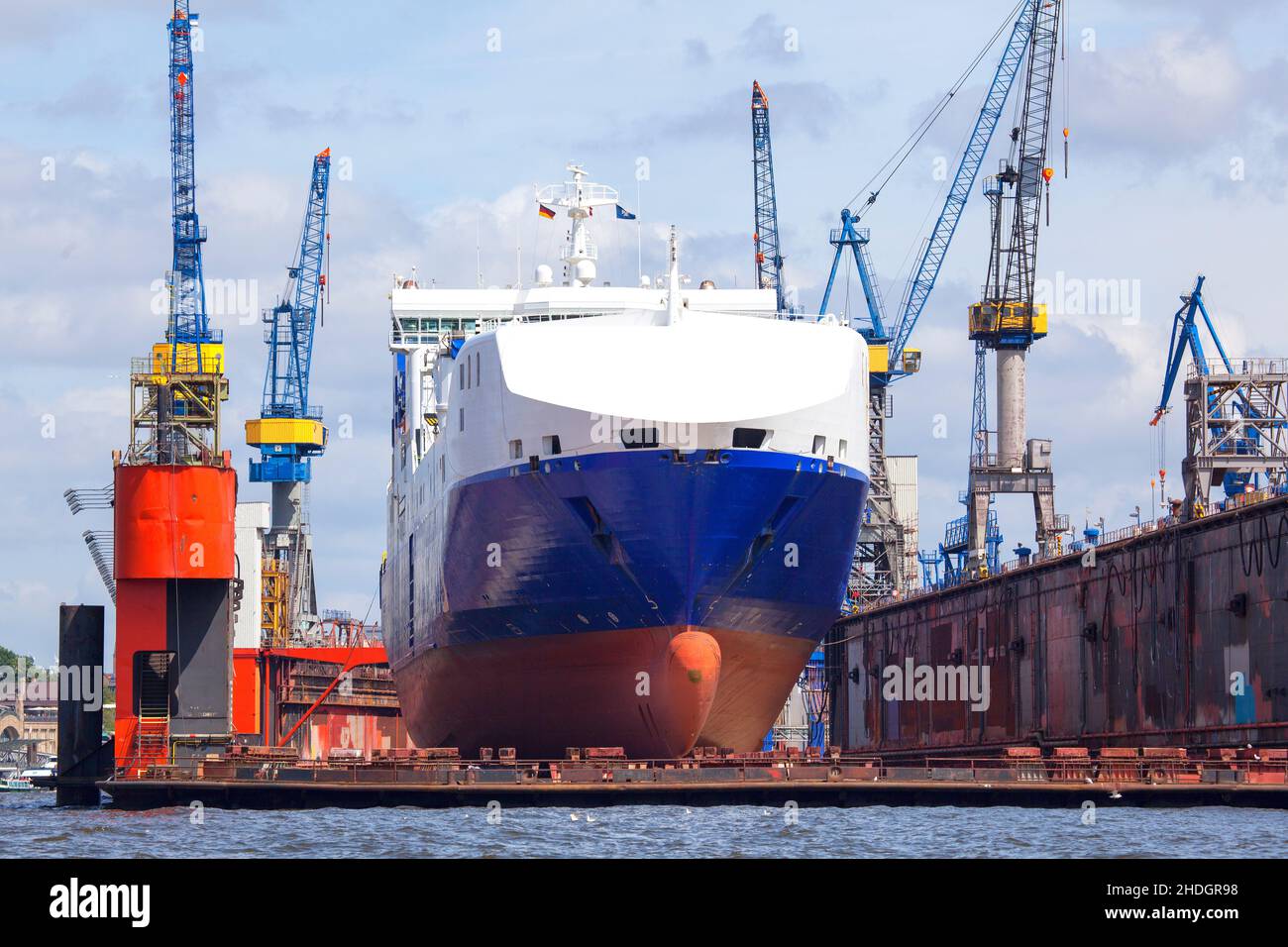 Dry dock with ships hi-res stock photography and images - Alamy