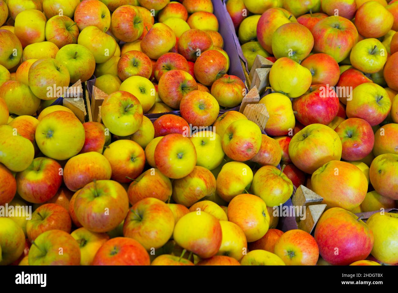 Apples market stall weekly market hi-res stock photography and images ...