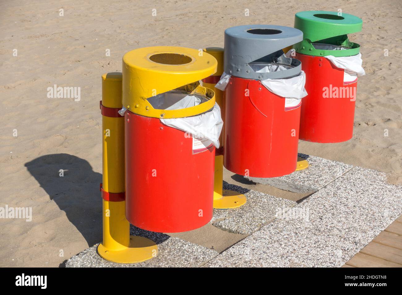 trash, dustbin, trashs, dustbins Stock Photo - Alamy