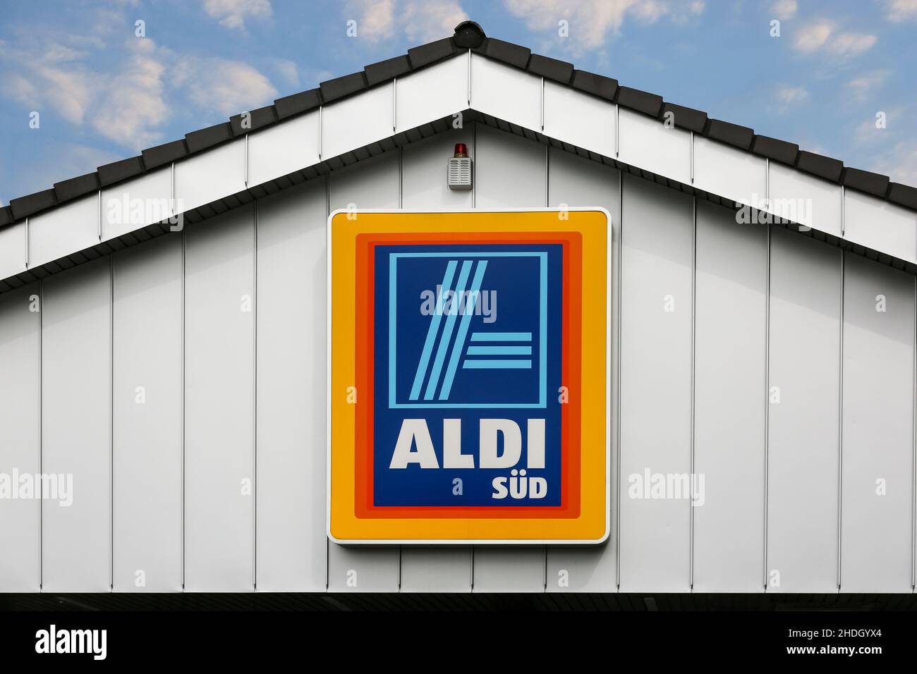 Aldi sud logo at the supermarket hi-res stock photography and images - Alamy
