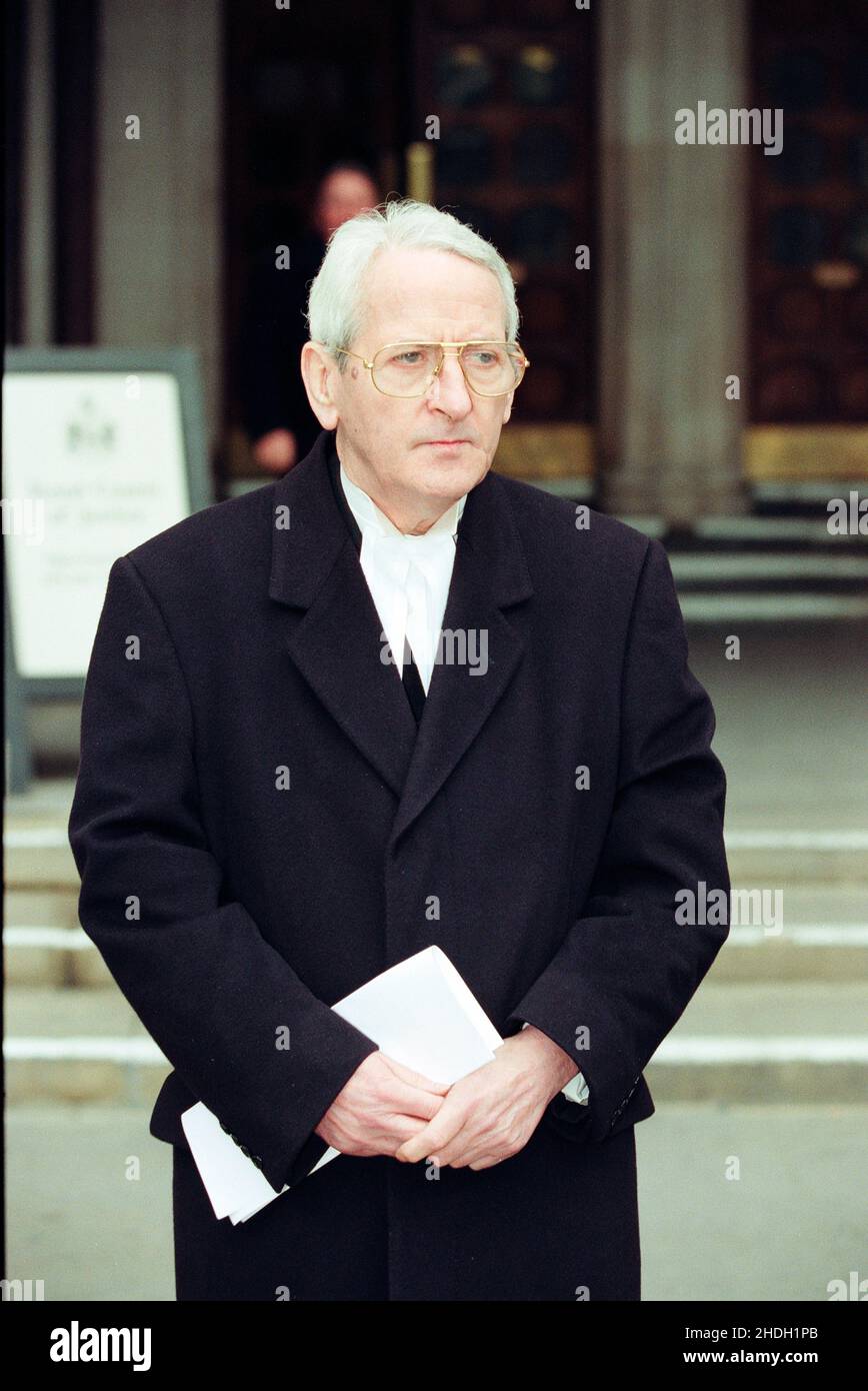 English barrister in courtroom hi-res stock photography and images - Alamy