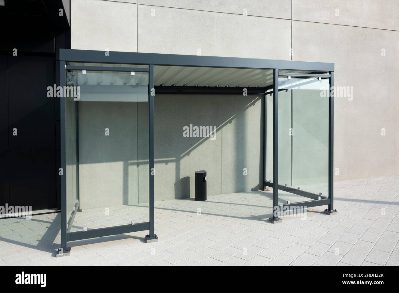 Smoking shelters hi-res stock photography and images - Alamy