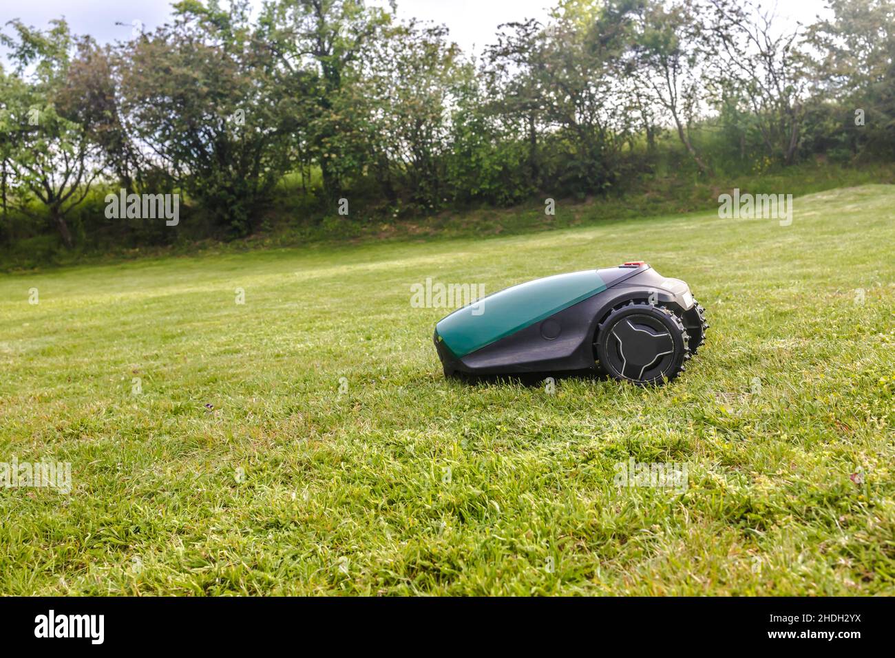 Mowing robots hi-res stock photography and images - Alamy