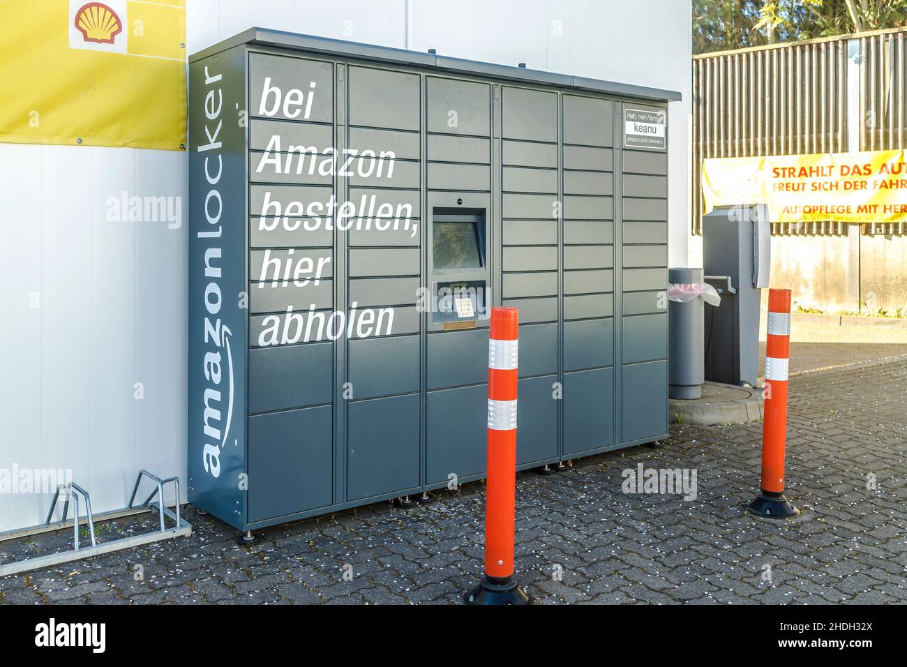Amazon parcel outside hi-res stock photography and images - Alamy
