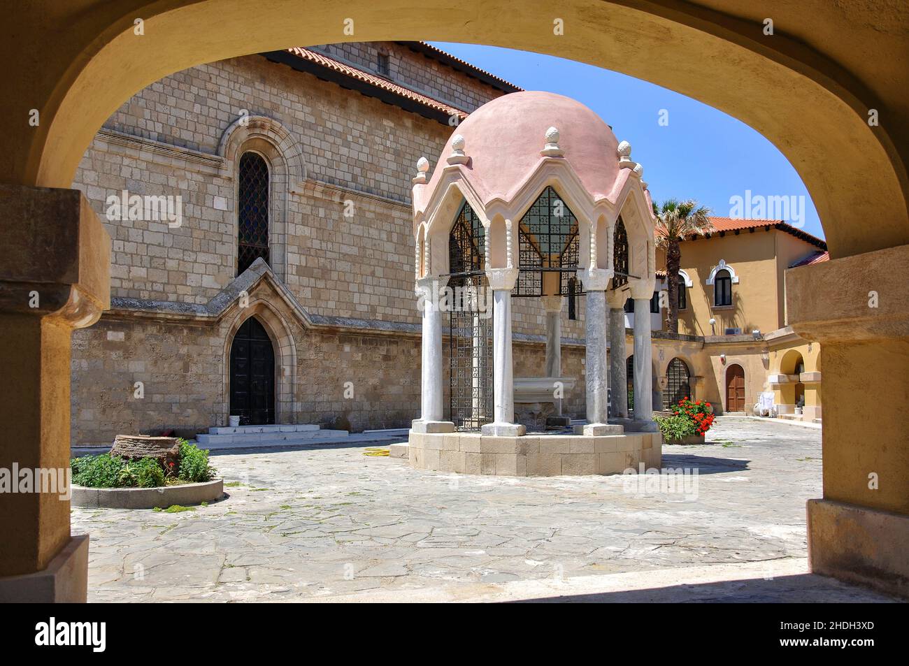 Greece courtyard hi-res stock photography and images - Alamy