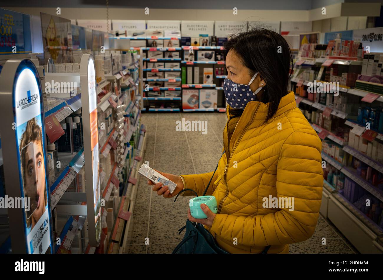 Cosmetics beauty products woman hi-res stock photography and images - Alamy