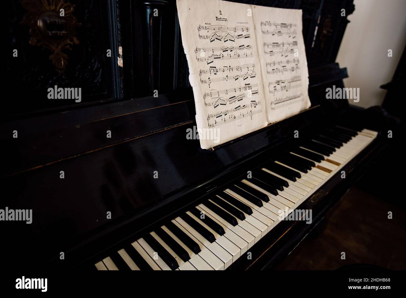 Old vintage piano keyboard. Close up view Stock Photo - Alamy