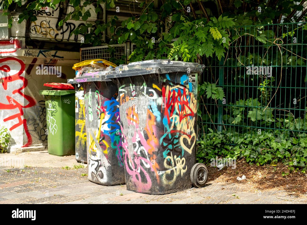graffiti, dustbins, graffitis, dustbin Stock Photo - Alamy