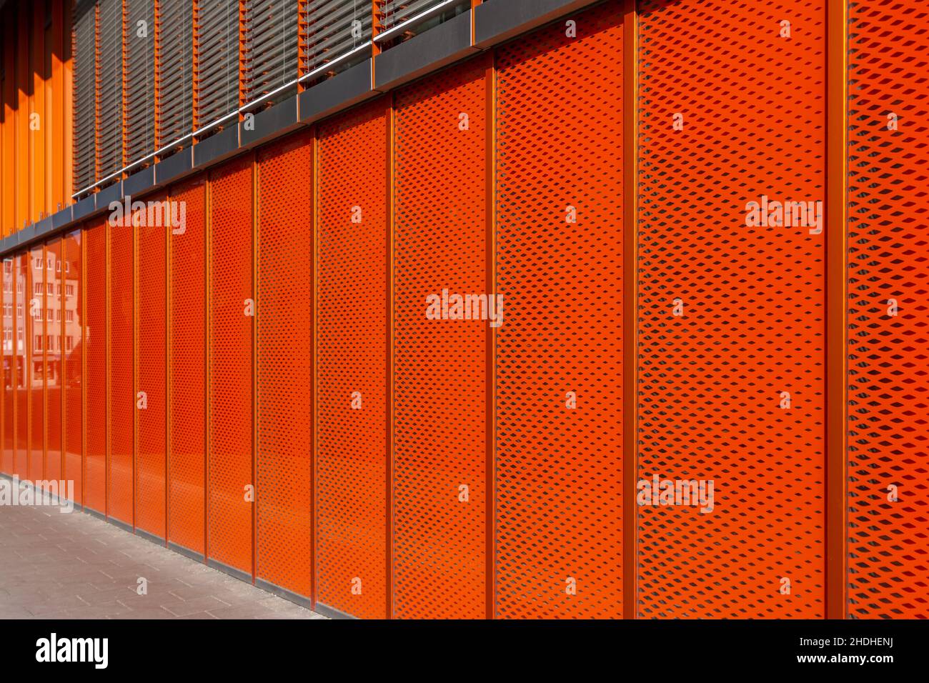 Mesh cladding hi-res stock photography and images - Alamy