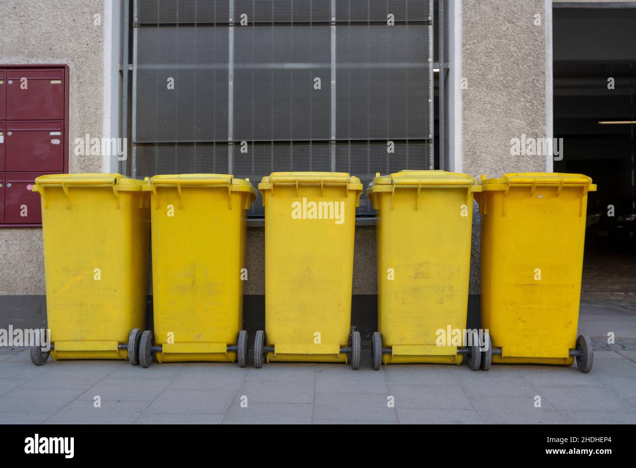 dustbin, yellow bin, dustbins Stock Photo - Alamy