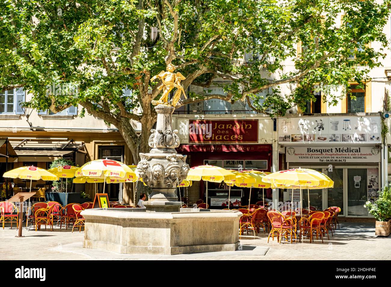 Fountain outdoor cafe tables hi-res stock photography and images - Alamy