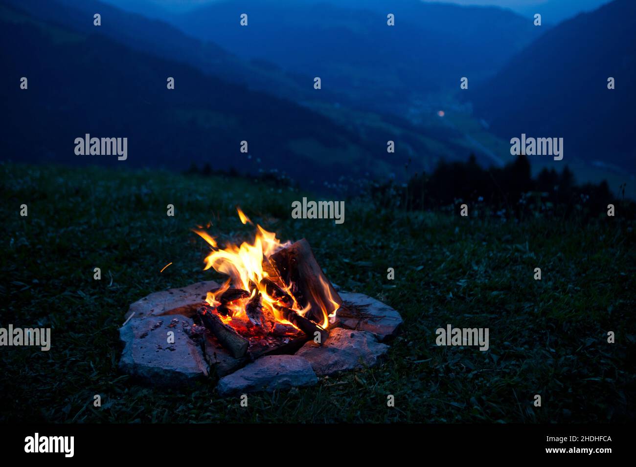 Campfire scenes hi-res stock photography and images - Alamy