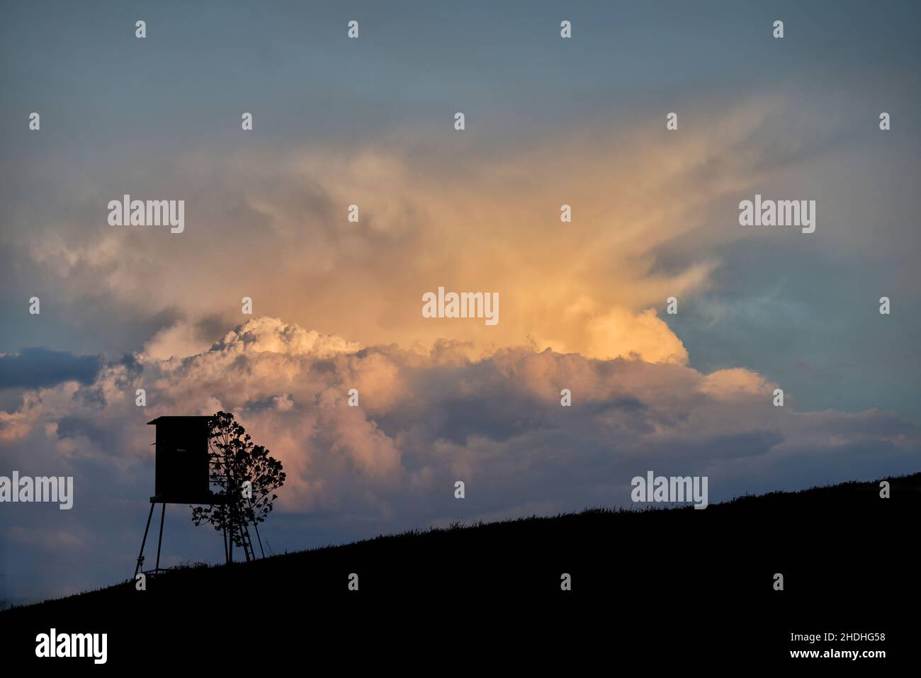 Thundercloud silhouette hi-res stock photography and images - Alamy