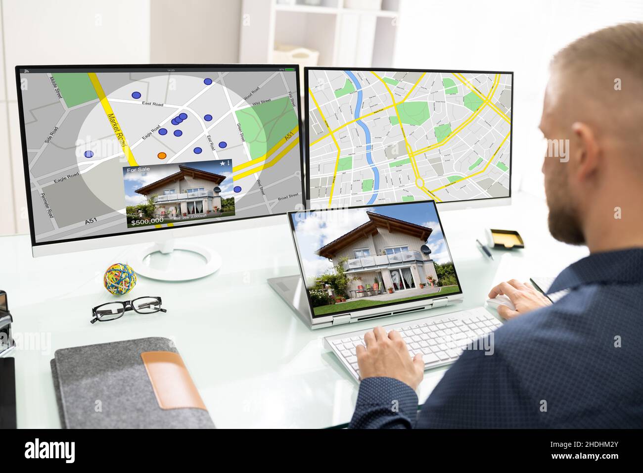 Searching property hi-res stock photography and images - Alamy