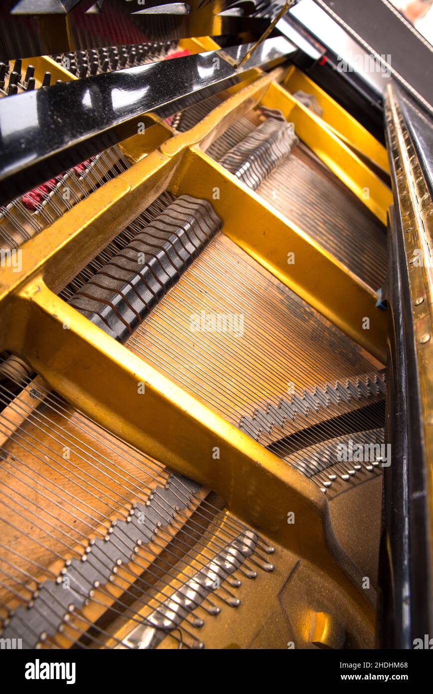 Piano strings hi-res stock photography and images - Alamy