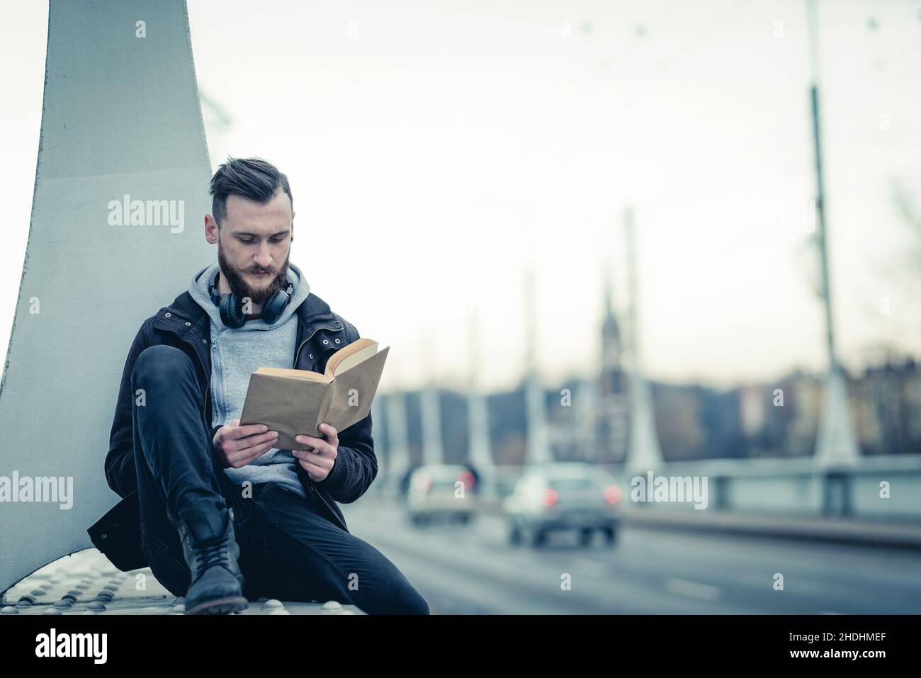 Men only books outside hi-res stock photography and images - Alamy