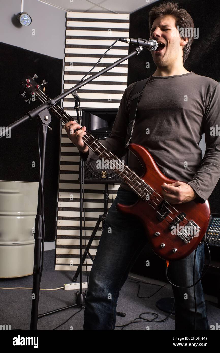 Singing musician hi-res stock photography and images - Alamy