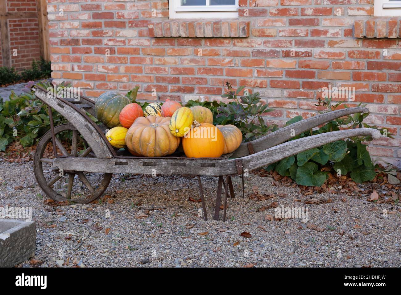Wooden wheelbarrows hi-res stock photography and images - Alamy