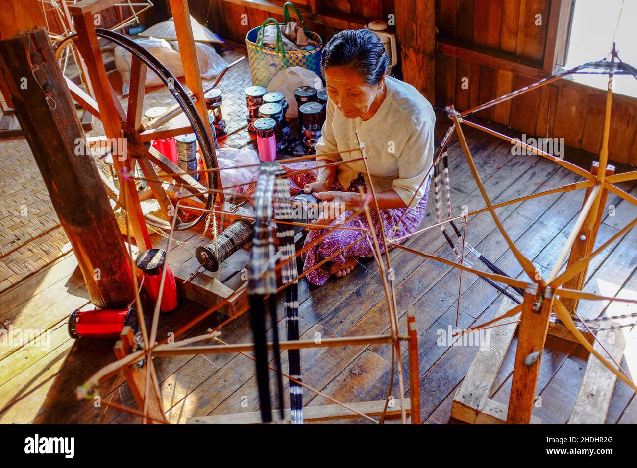 Spinning wheel old lady hi-res stock photography and images - Alamy