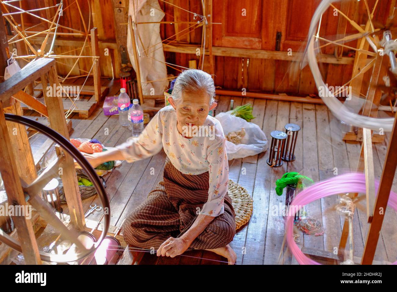 Spinning wheel old lady hi-res stock photography and images - Alamy