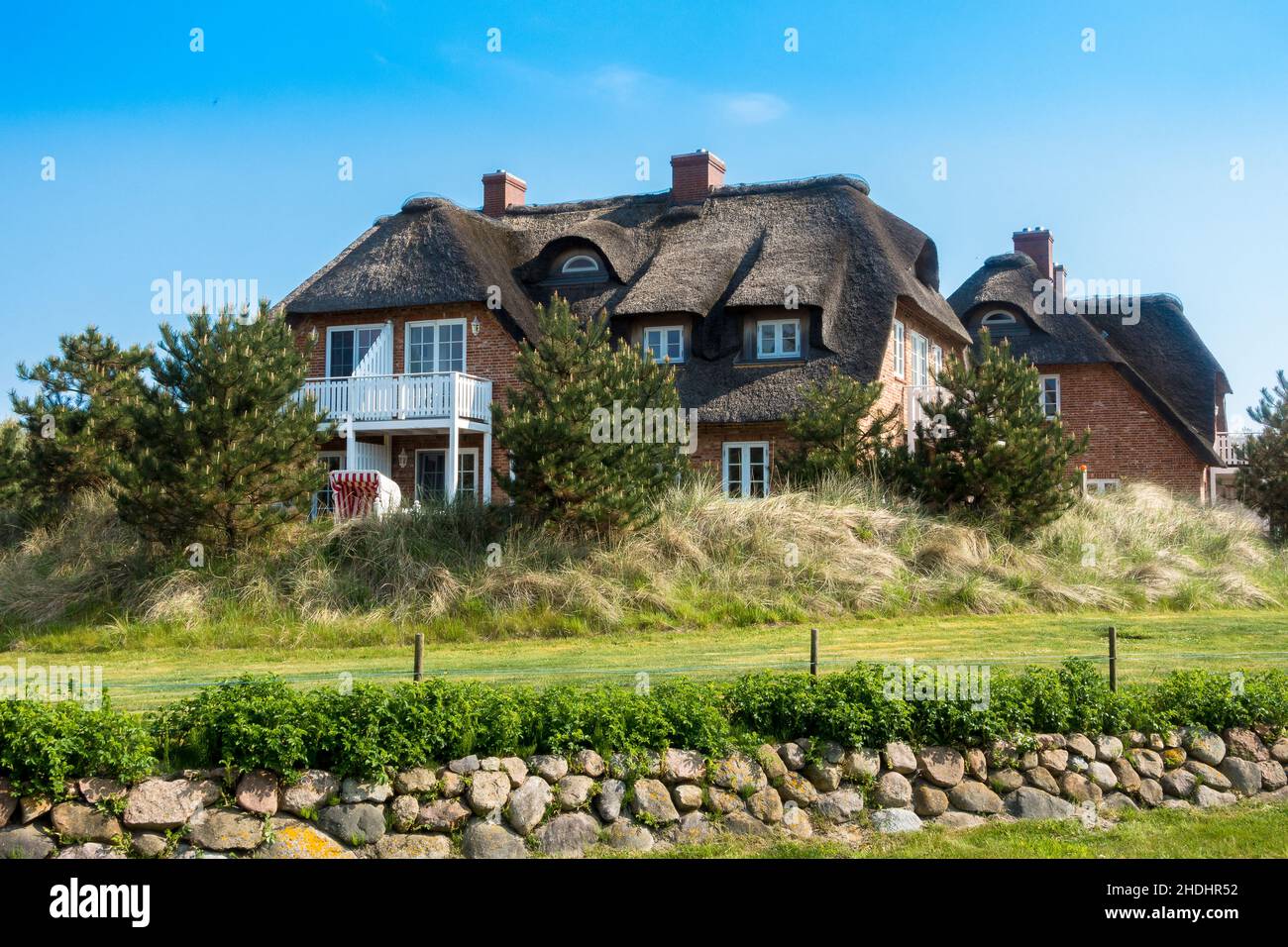 House northern germany thatch roof hi-res stock photography and images ...