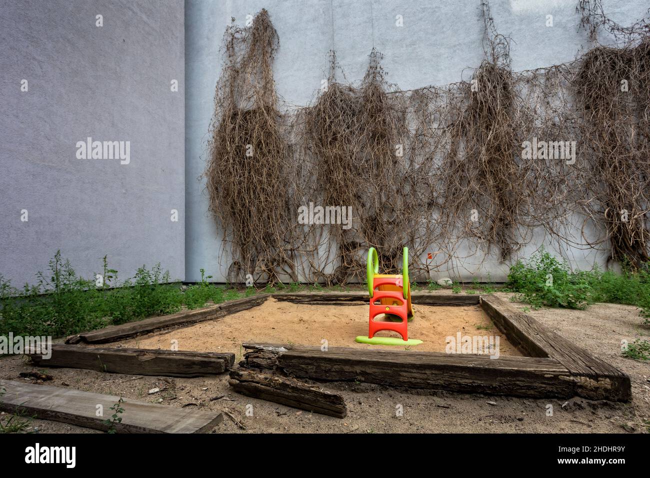 broken, backyard, sandbox, brokens, backyards, sandboxs Stock Photo - Alamy