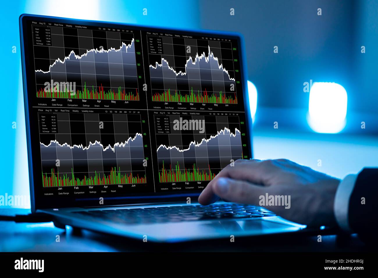 Men screen computer trading hi-res stock photography and images - Alamy