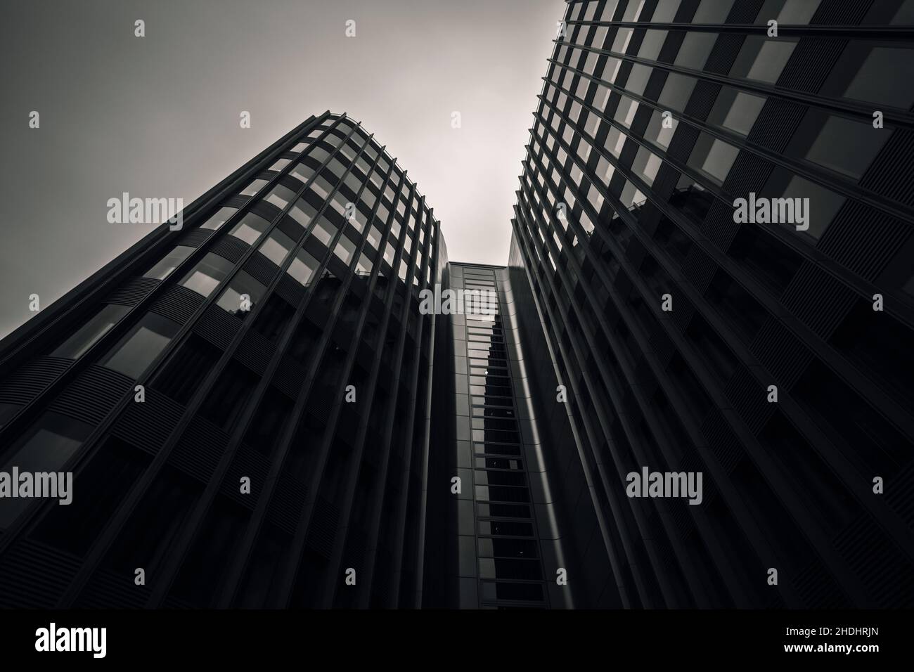 Skyscraper black and white hi-res stock photography and images - Alamy