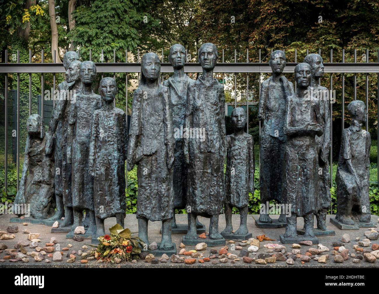 sculpture, jewish cemetery, bronze statue, Jewish Victims of Fascism ...